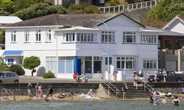 Moana Lodge Guest House - Queen Room Ocean Views - Porirua