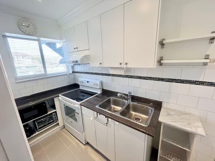 Private Suite (Kitchen+ Bedroom+bath+living Room) - Vancouver
