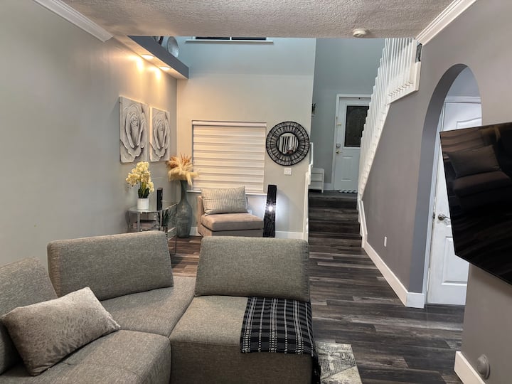 Beautiful Town Home Centrally Located - Miramar, FL