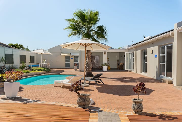 Full Power Backup 6-bedroom House With Heated Pool - Le Cap