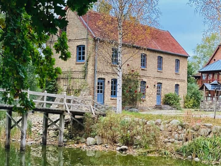 Rosenhaus (Rechts) Der Wasserburg Liepen - Mecklenburgische Seenplatte