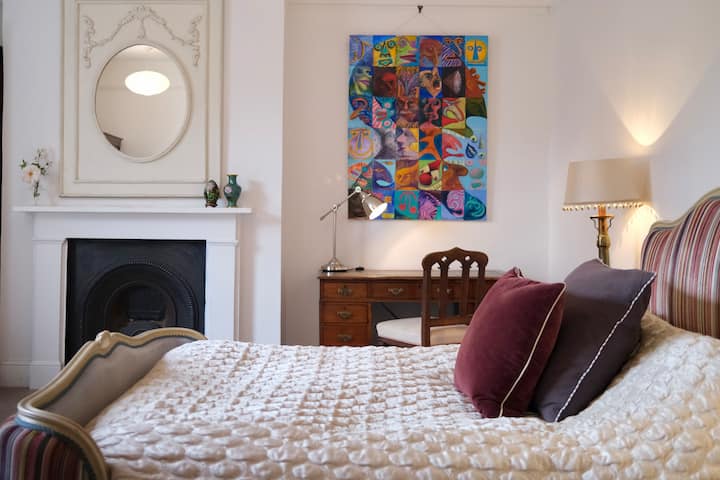 Room 4: Large Clean Elegant Room In Runfold House - Farnham