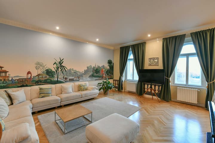 Neo-baroque Apartment With A View - Praga