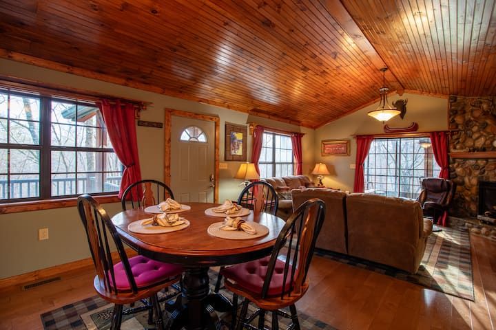 Red Leaf Lodge Log Cabin Hot Tub & Flat Parking - Sevierville, TN
