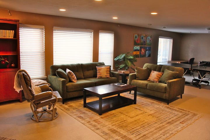 Clean And Spacious In Great Location-private Entry - Denver, CO