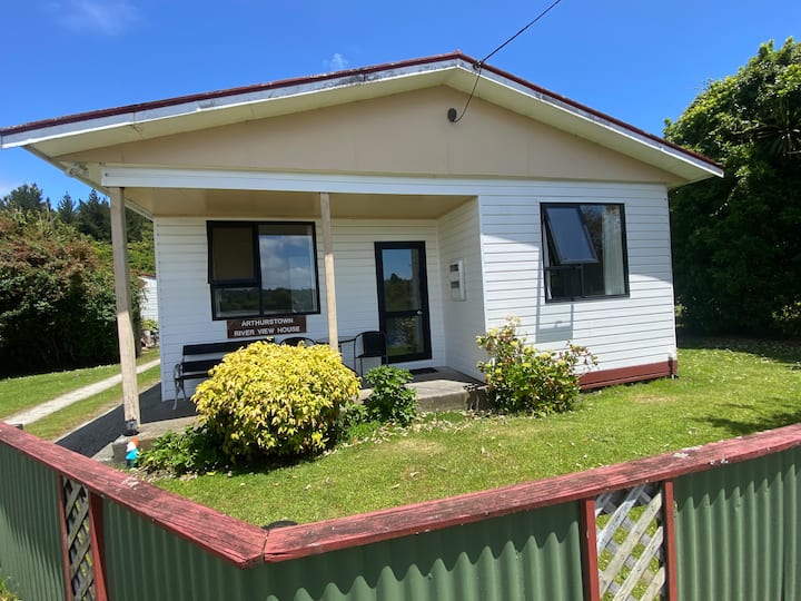 Arthurstown Rd Riverview House - Hokitika