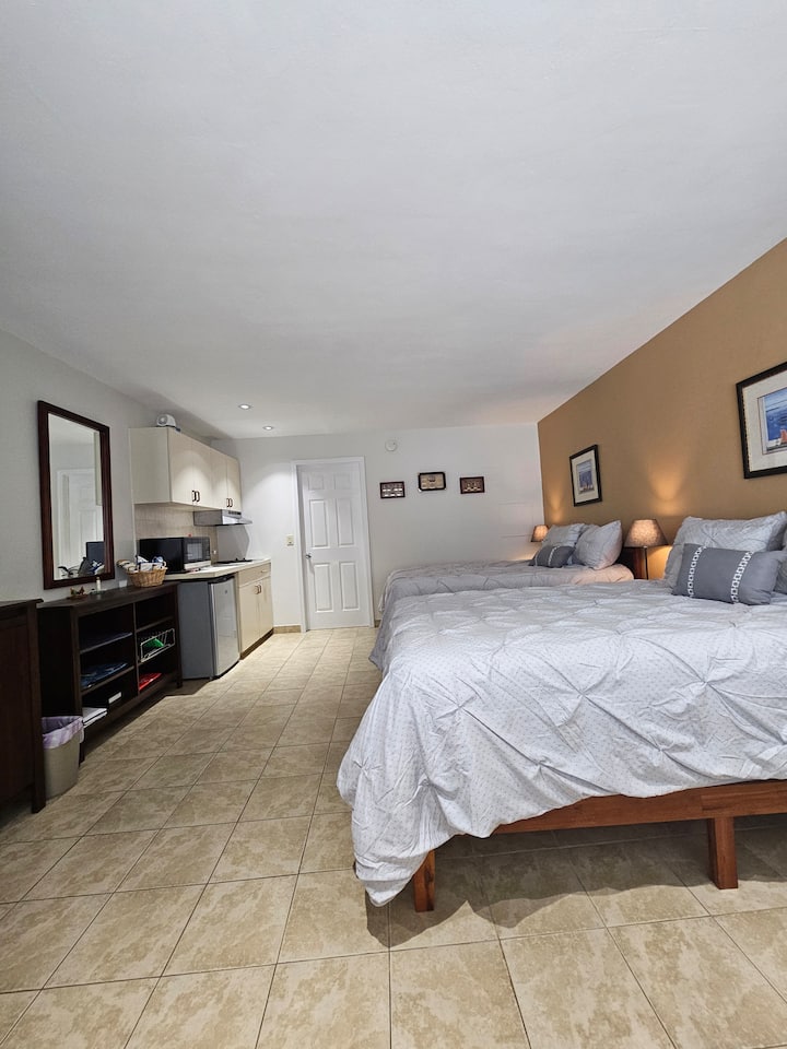 Crest Studio W/ Heated Pool! Steps From The Beach - Cape May, NJ