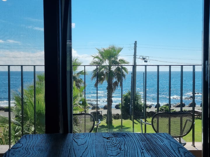 Ocean View & Interiors Decorated With Aged Woods - Jeju-si
