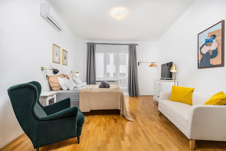 Beautiful, Top Location, Balcony, A/c, 2 Bed Room - Budapest