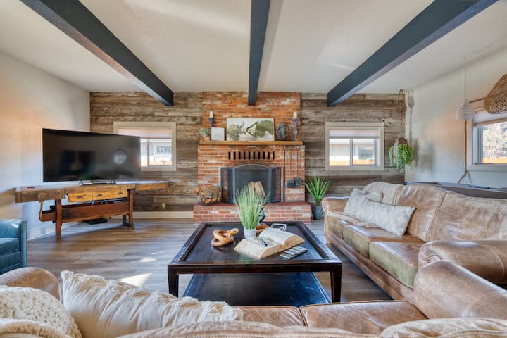 Spacious Bend Mid-century•near Old Mill & Downtown - Bend, OR