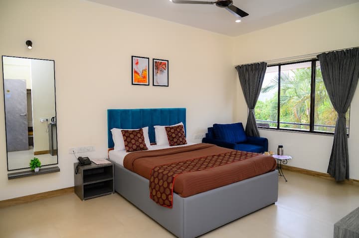 Peaceful Classic Room | Pure Veg Stay | Balcony - Lonavla