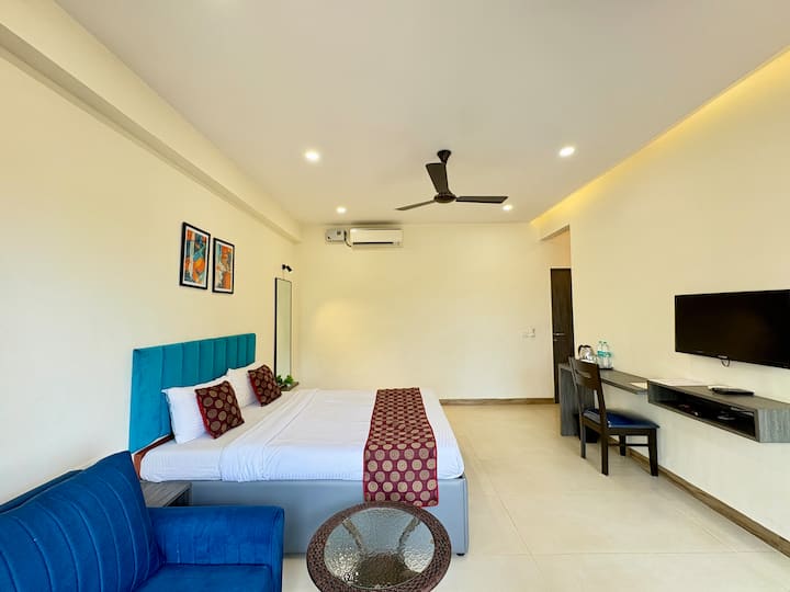 Peaceful Classic Room | Pure Veg Stay | Balcony - Khopoli