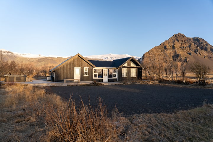 Grund Cabin With Mountain And Glacier View - Island