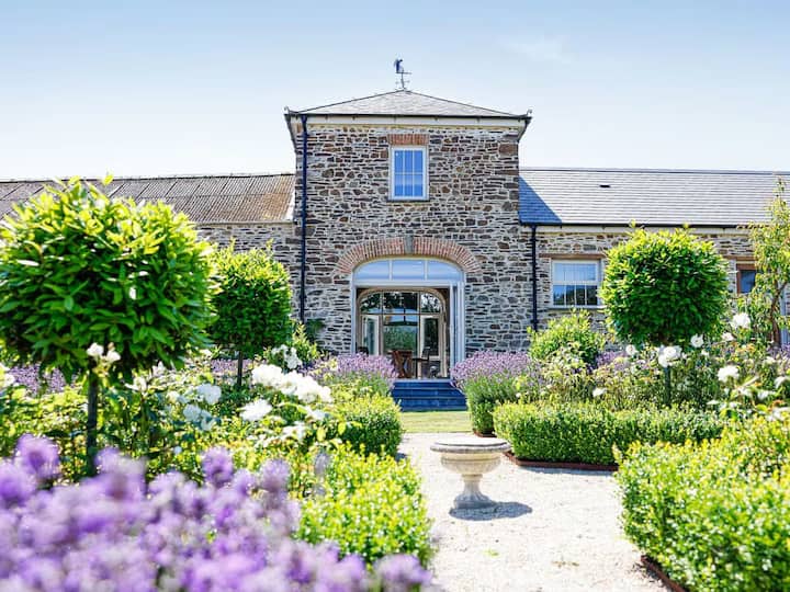 Chic Clock Tower With Gardens Close To Beaches - Haverfordwest