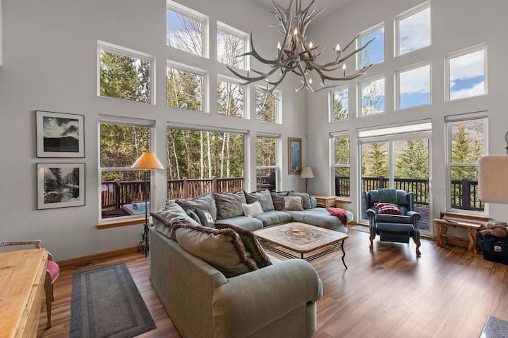 Summit Ski Lodge-sleeps 14-mtn Views-hot Tub - Silverthorne, CO