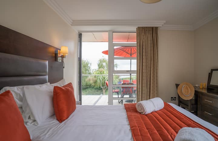 Beachside 2 Bedroom Apartment With Sea Views - Bournemouth