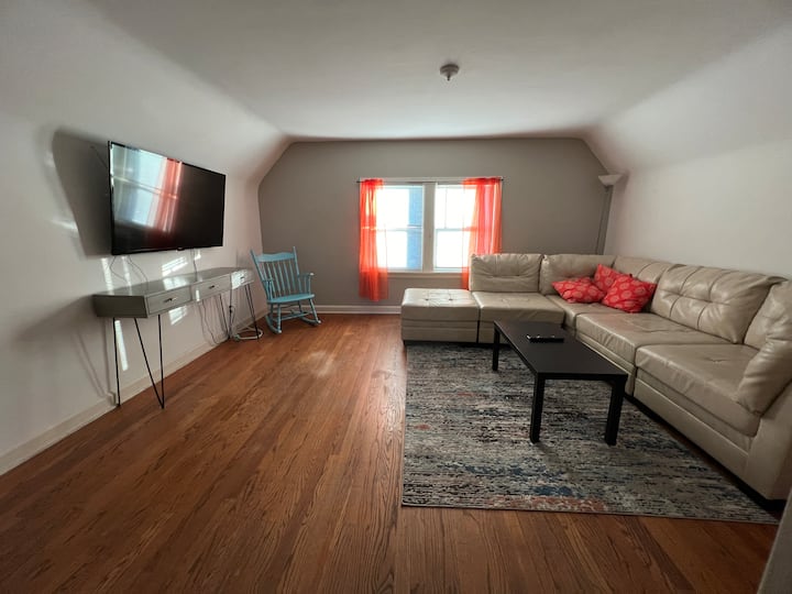 Spacious 1br Upper Duplex Close To The City - Milwaukee, WI