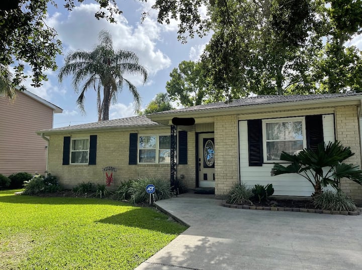 "A Swift Getaway" Is Back! 5 Miles To Msy Airport! - Kenner, LA