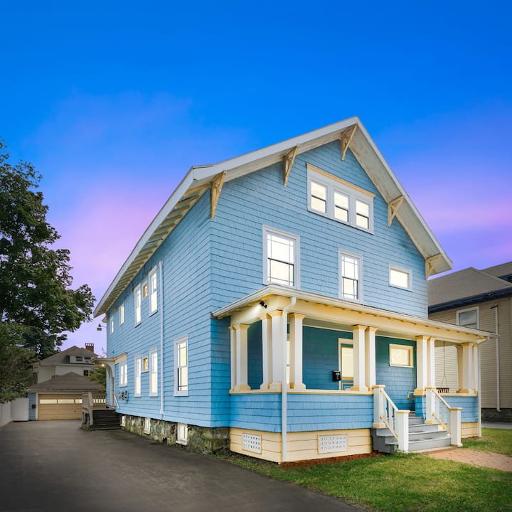 Sleeps 22 + Hot Tub + Games | Palatial In Portland - Portland, ME