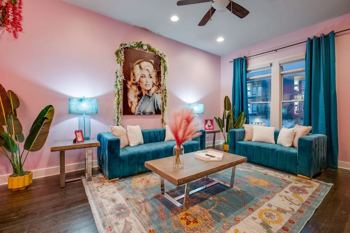 Dollys Den  A Glamorous Nashville Retreat - Nashville, TN