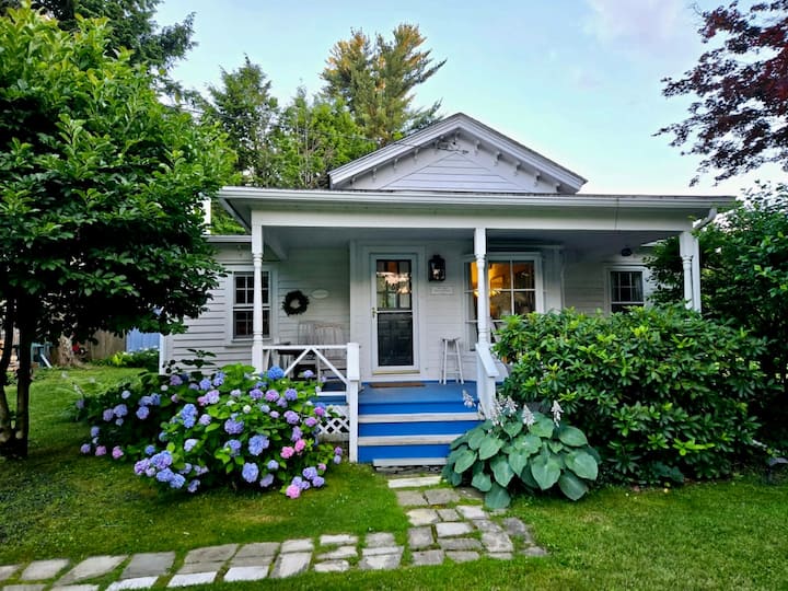 Chaplin Cottage, A Cozy Berkshire Getaway - Great Barrington, MA