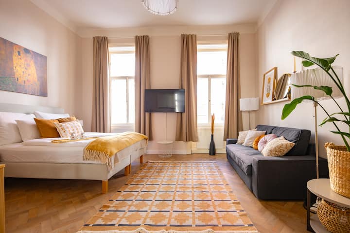 Fabulous Five-room Apartment Next To City Center - Wiedeń