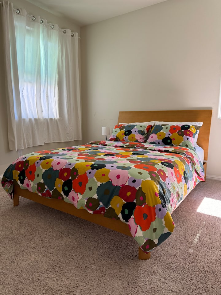 New Upstairs Bedroom In Nice Home Close To Highway - Union City, CA