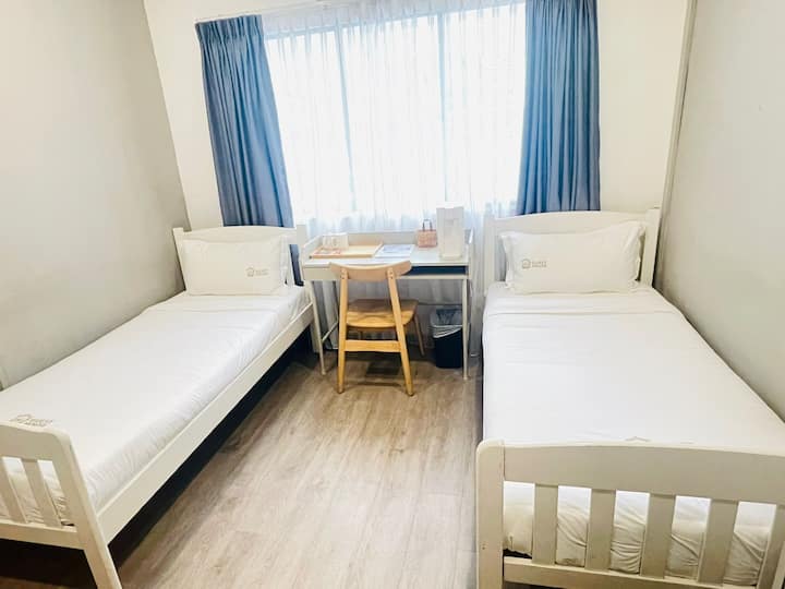 Budget Room For 4!  @Nus & Haw Par Villa Mrt (110) - Clementi