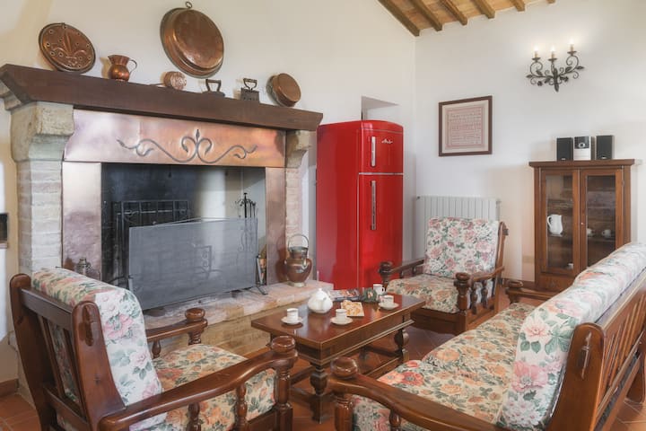 Unplug At A 17th-century Farmhouse Enveloped By Olive Groves - Pienza
