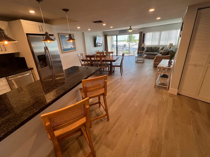 Modern Oceanfront Condo! Ocean Views! 2 King Beds! - Key Largo