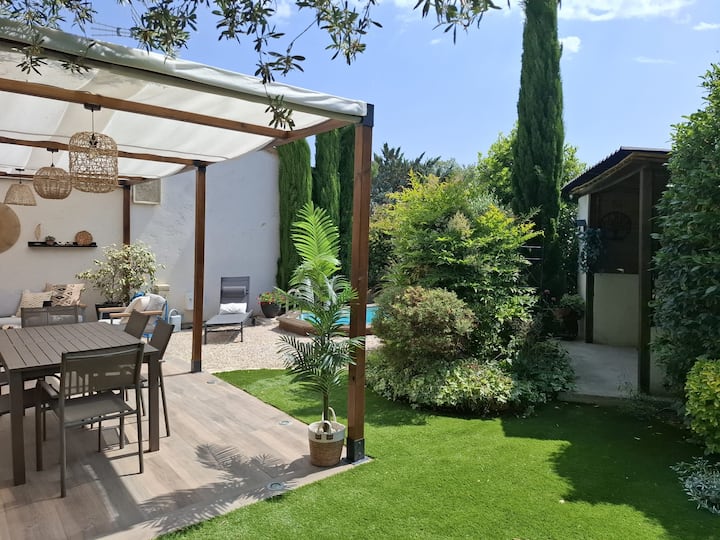 Jolie Petite Maison Où Le Calme Doit êTre Respecté - Trets