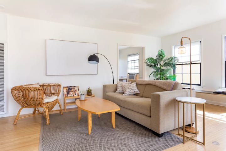 Bright , Breezy + Spacious In West Adams - Los Angeles, CA