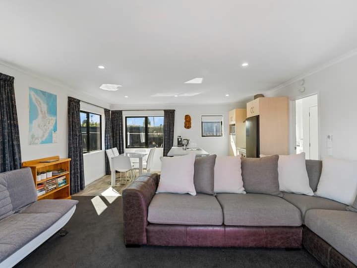 Middleisland-modern & Insulated With 3 Heatpumps - Taupō