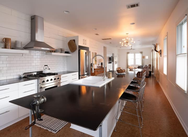 Central Park - Bright Spacious Bungalow - Austin, TX