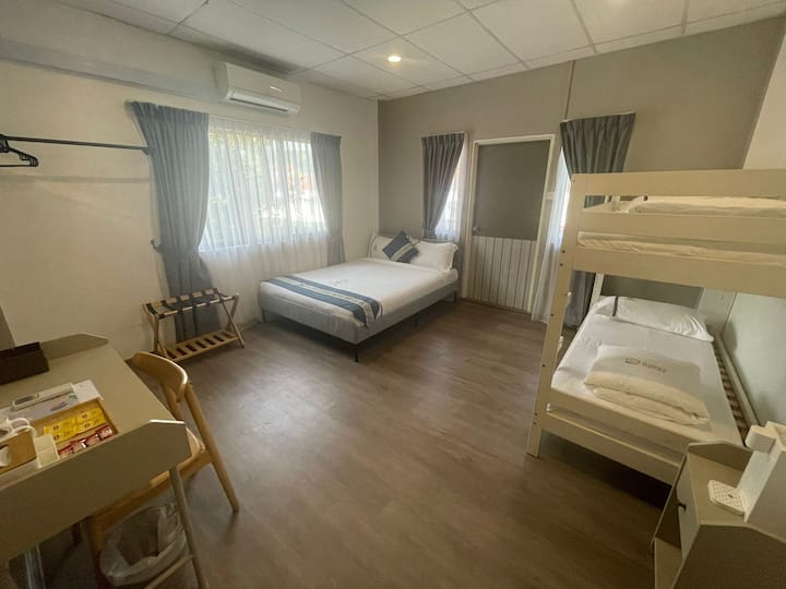 Family Room W/balcony @ Haw Par Mrt Nus (208) - Clementi