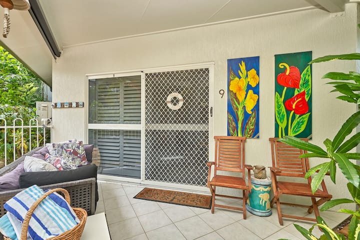 Poolside Apartment , Quiet With Luxury And Comfort - Trinity Beach