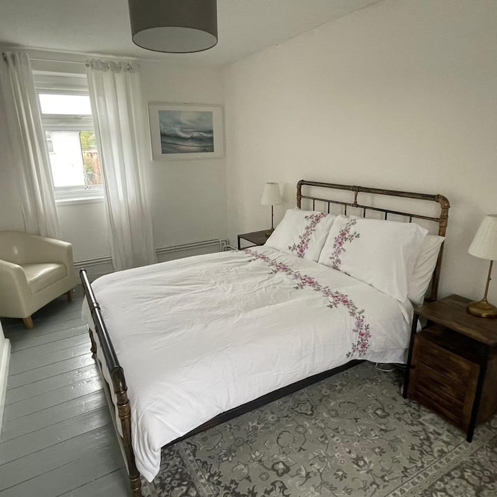 Roomy Comfortable Double Room,  Parking, Hot Tub - Bristol