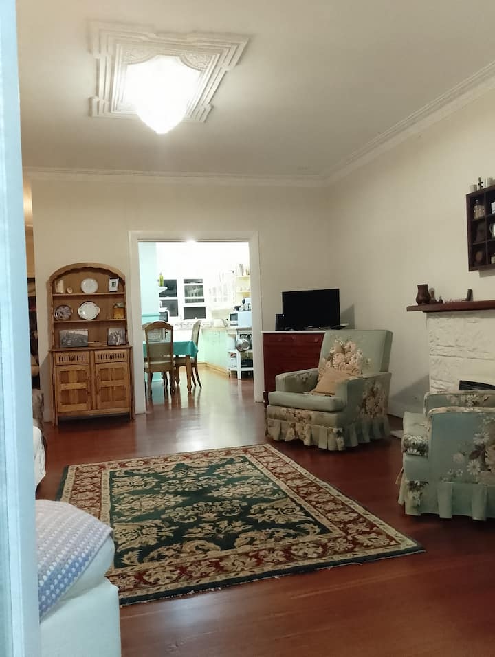 Albert Road Cottage: 50s Home & Caravan - Bunbury