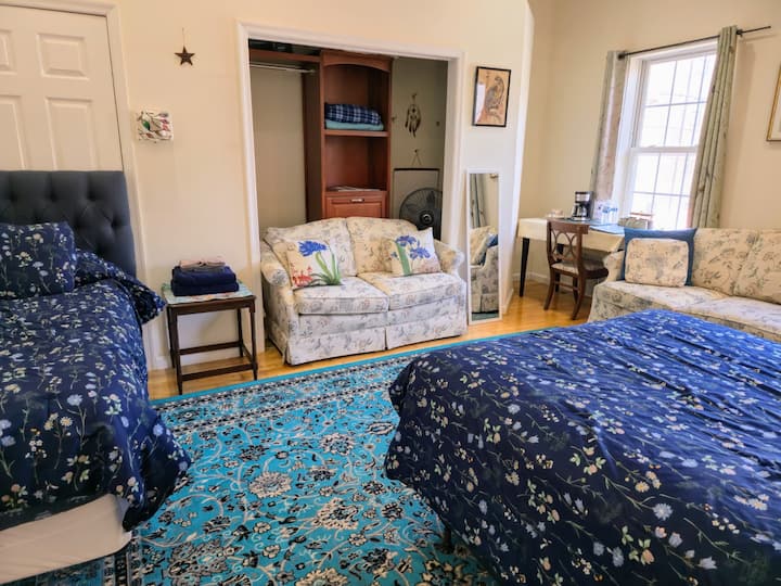 The Traveler | Great Area For Concerts & Dining - Philadelphia, PA