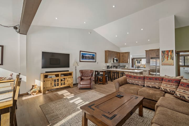 By Village Shops~private Laundry~3 Baths~mtn Bike - Mammoth Lakes, CA