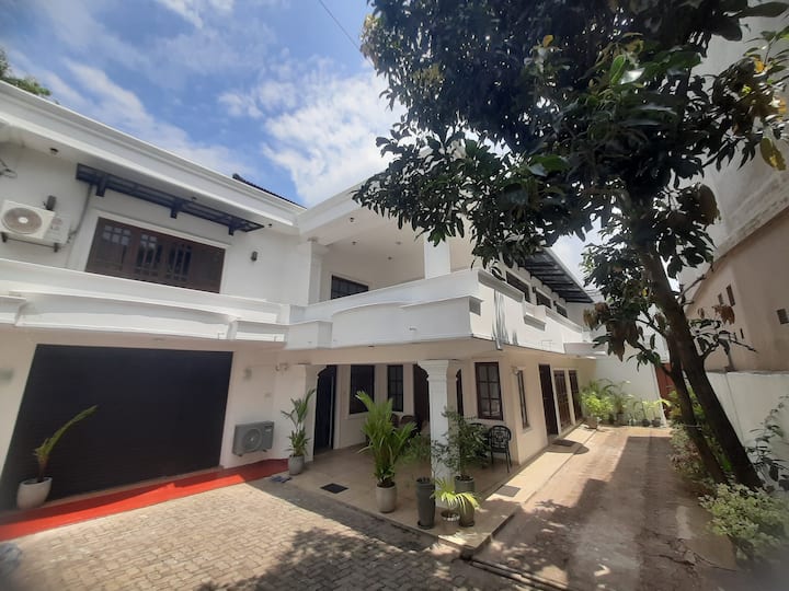 Peaceful Residence In Nugegoda - Colombo