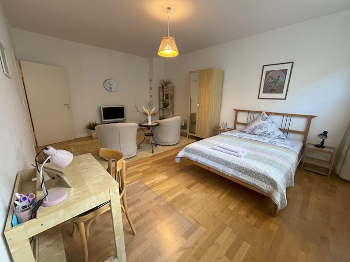Quiet-warm-sunlit-balcony-kitchen-in Moabit-center - Berlin