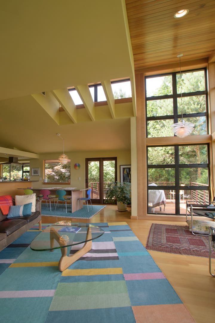 Hilltop Forest Retreat Cabin With Lake Washington Views - Kirkland, WA