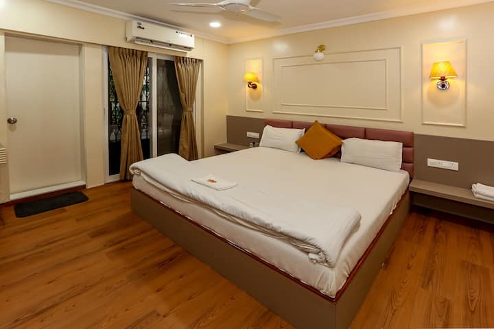 R01 - King Room With Balcony, Ac & Wifi Near In Kp - 浦那