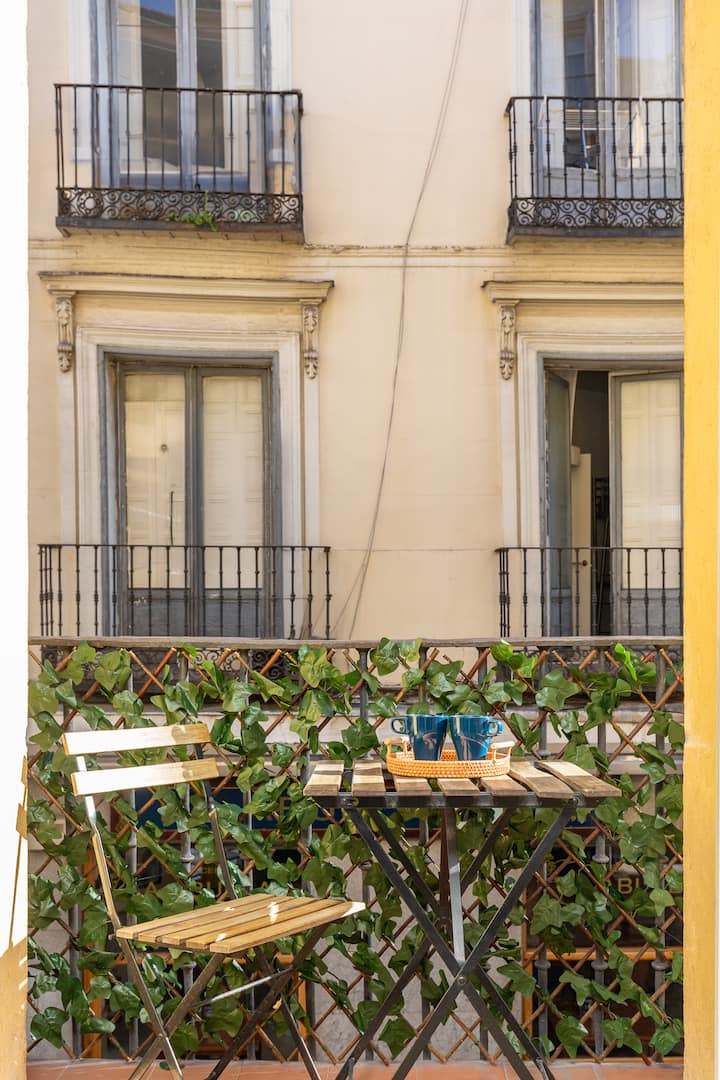 Best Location! Cute! Two Balconies W/ Sights! Wifi - Madrid