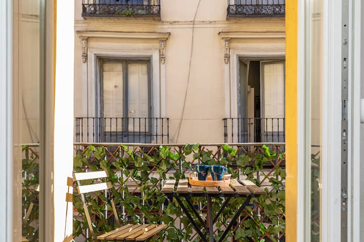 Best Location! Cute! Two Balconies W/ Sights! Wifi - Madrid