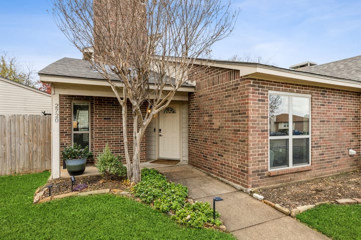 Rise At The Transitional Getaway. Central Location - Euless, TX