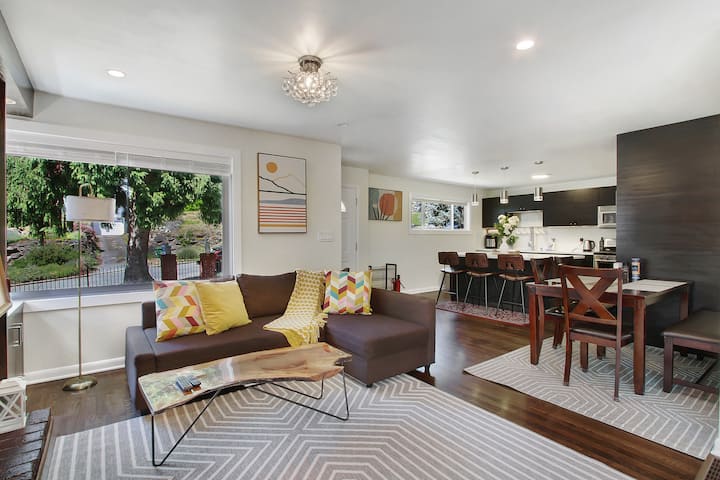 Beautiful Spacious Home Near Alki Beach & Junction - Seattle, WA