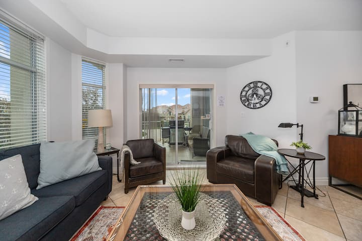 Large Dt Waterfront Condo / Pool / Private Arcade - Kelowna
