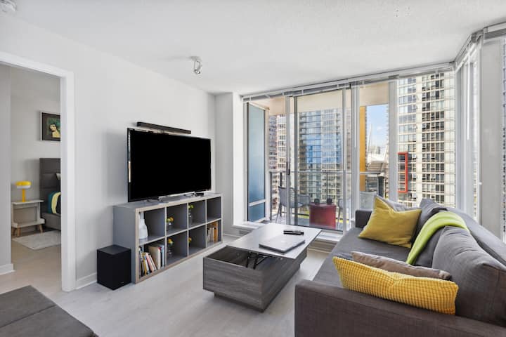 Prime Location L Two Bedroom Condo With Patio - Vancouver